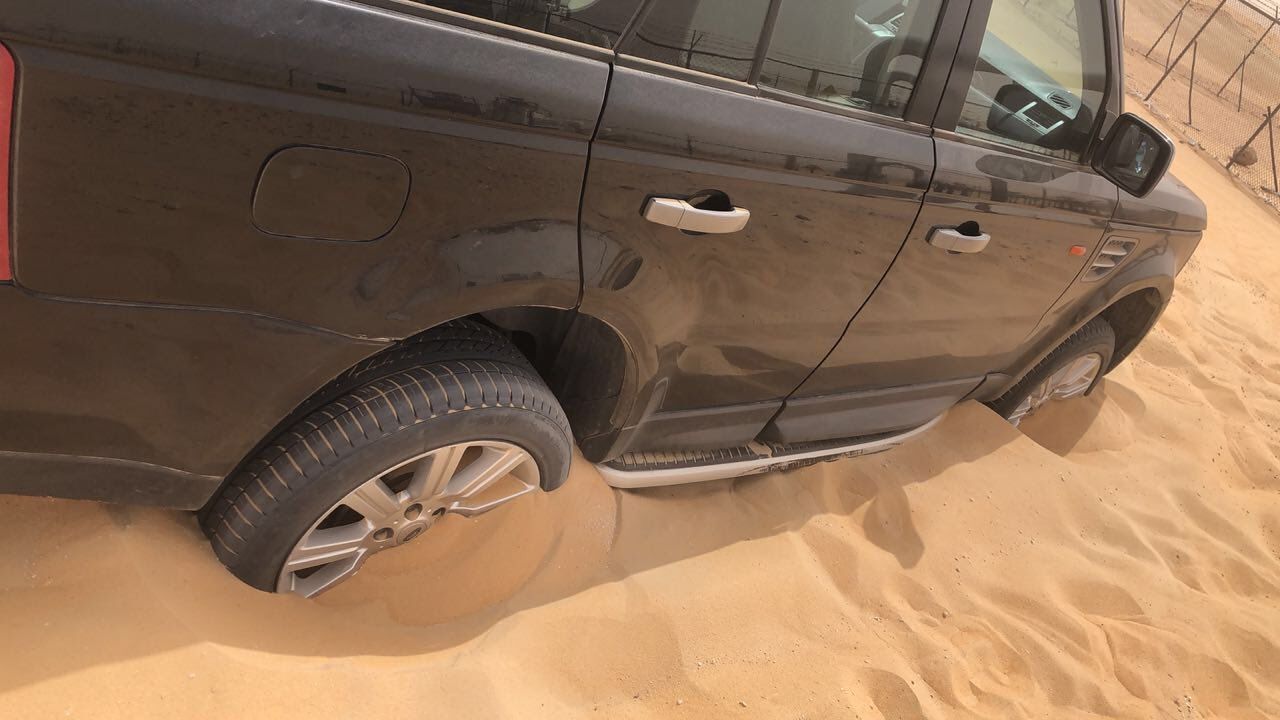 ورد لـ فريق غوث بلاغ عن سيارة عالقة في الرمال بالقرب من منفذ سلوى وعلى